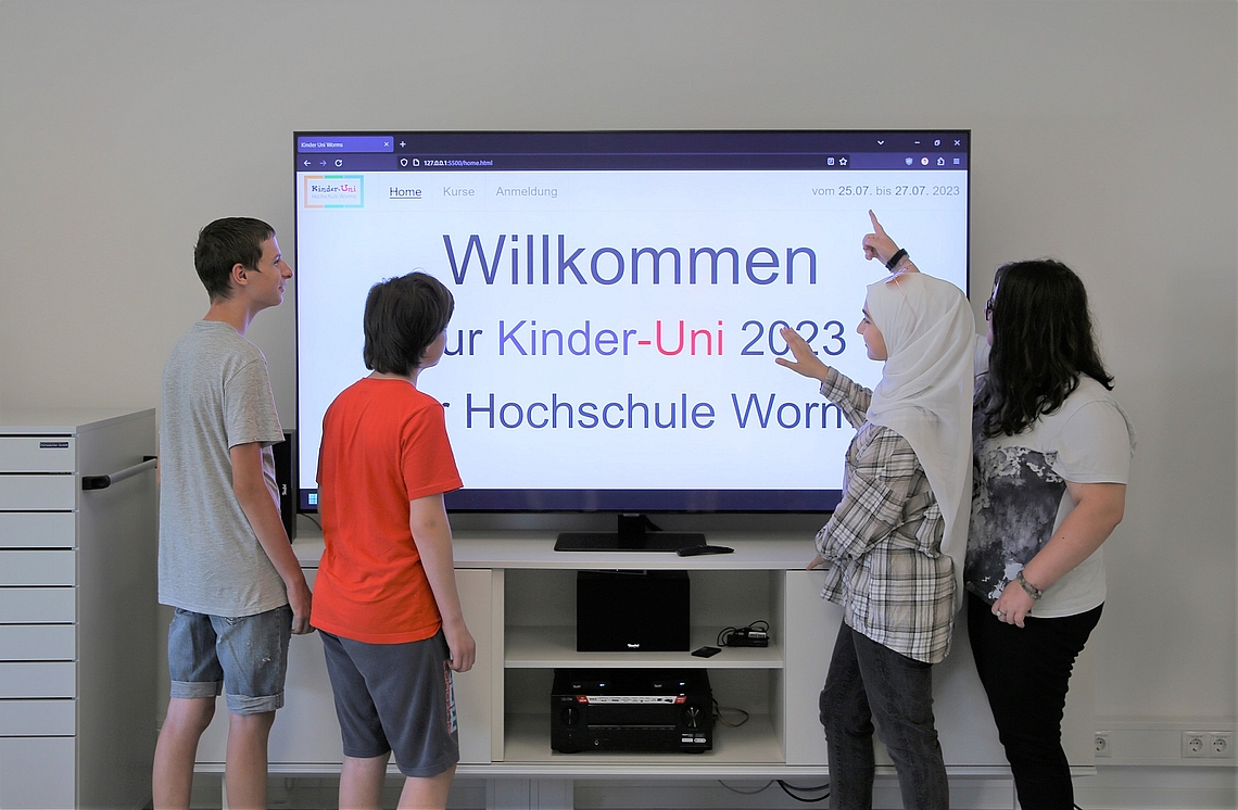 Schülerinnen und Schüler entwickeln Webseiten